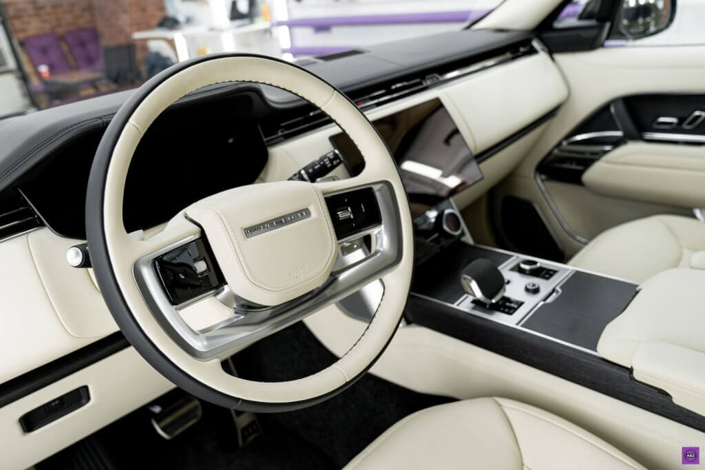 Range Rover Autobiography 2023 года под защитой Llumar Gloss с участием ...