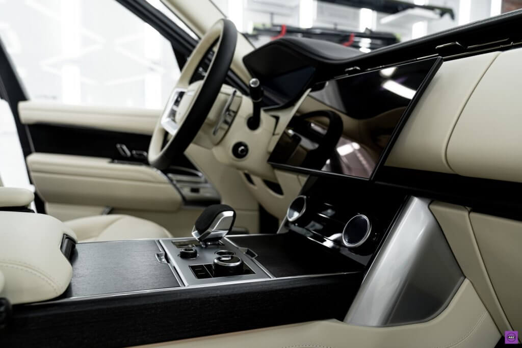 Range Rover Autobiography 2023 года под защитой Llumar Gloss с участием ...