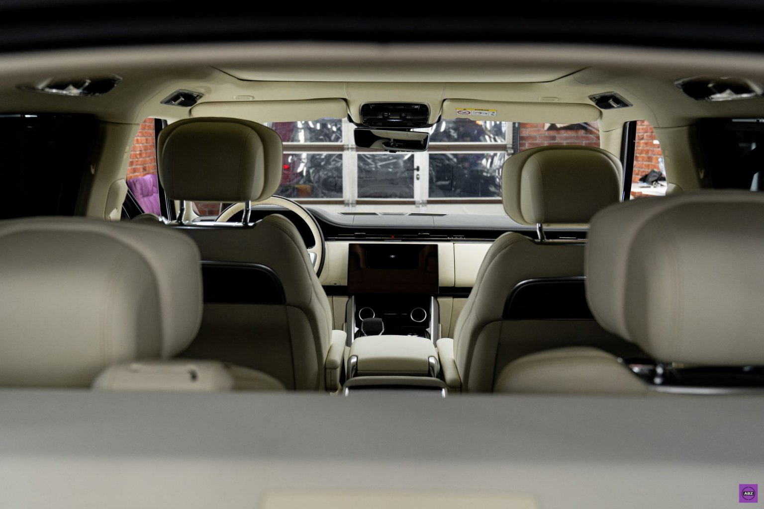 Range Rover Autobiography 2023 года под защитой Llumar Gloss с участием ...