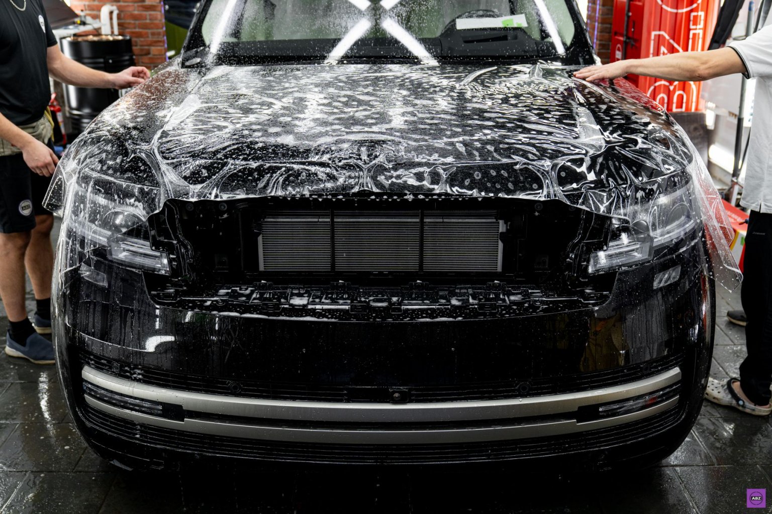 Range Rover Autobiography 2023 года под защитой Llumar Gloss с участием ...