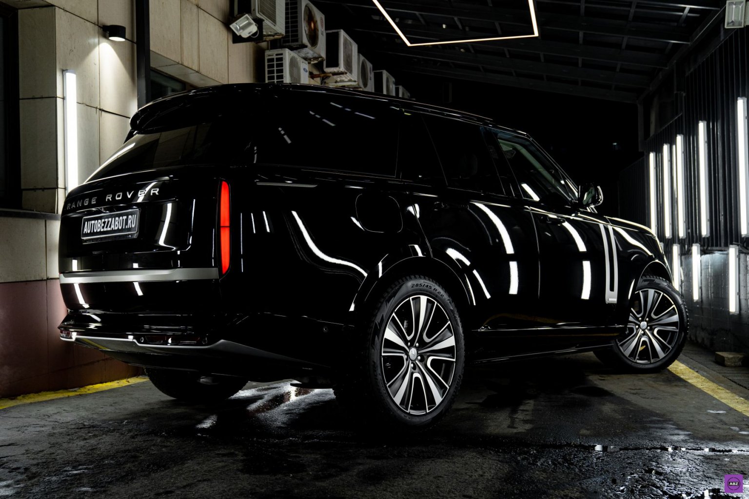 Range Rover Autobiography 2023 года под защитой Llumar Gloss с участием ...