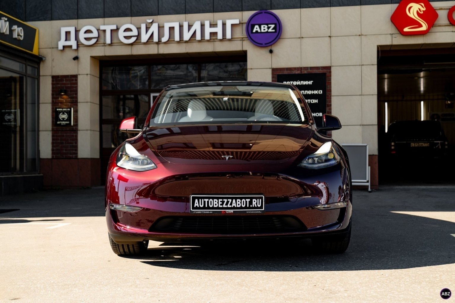 Потрясающая Tesla Model Y Midnight Cherry Red в двойной защите ...