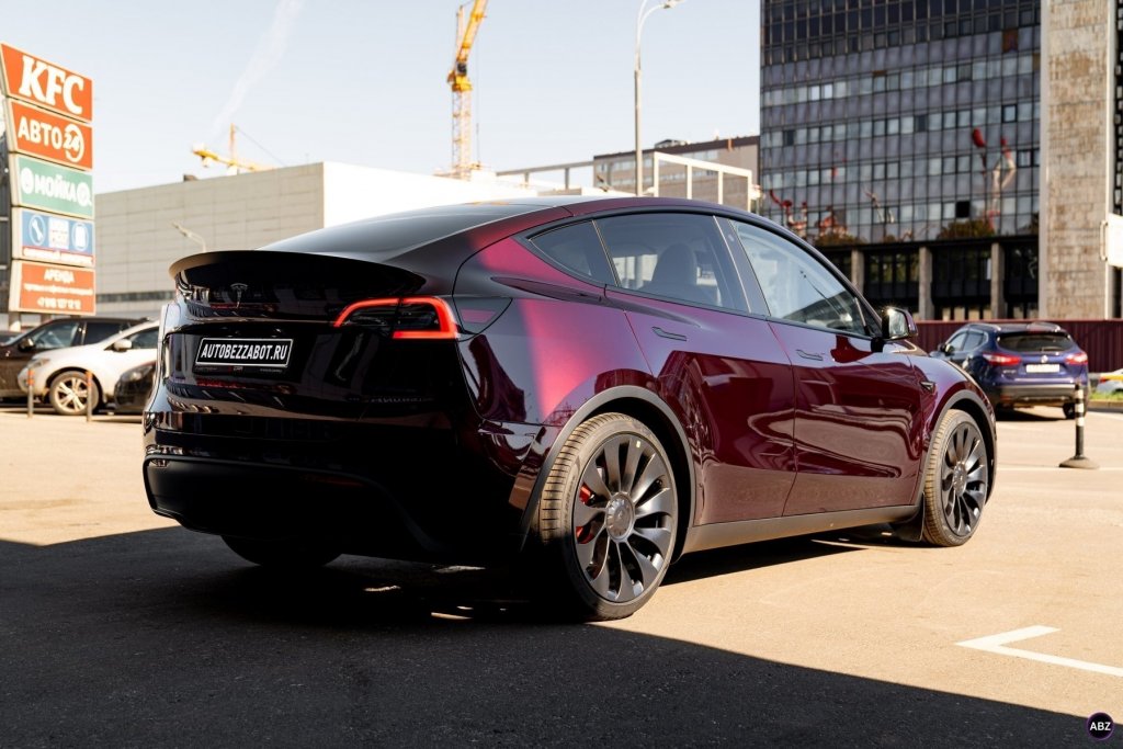 Потрясающая Tesla Model Y Midnight Cherry Red в двойной защите ...