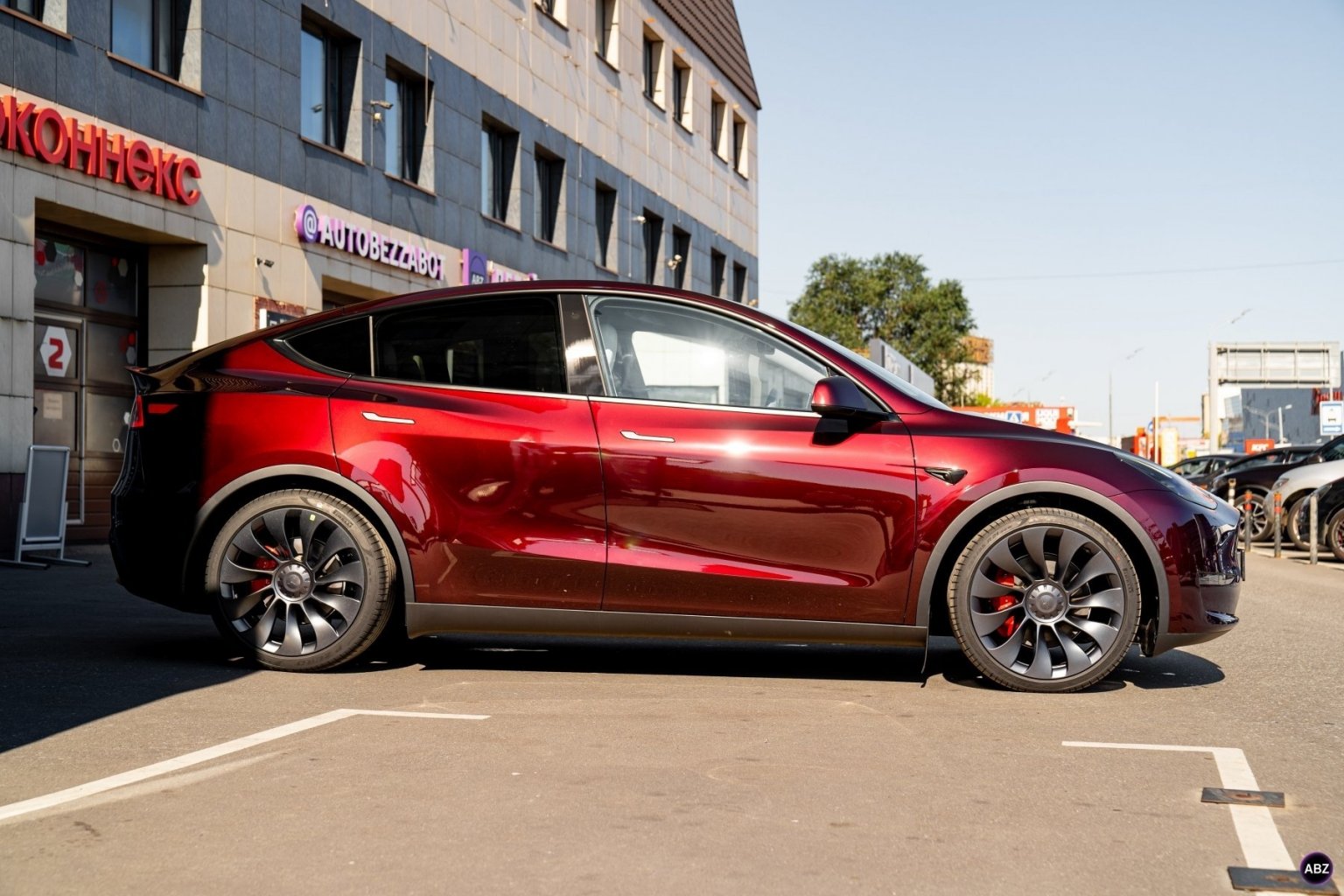 Потрясающая Tesla Model Y Midnight Cherry Red в двойной защите ...